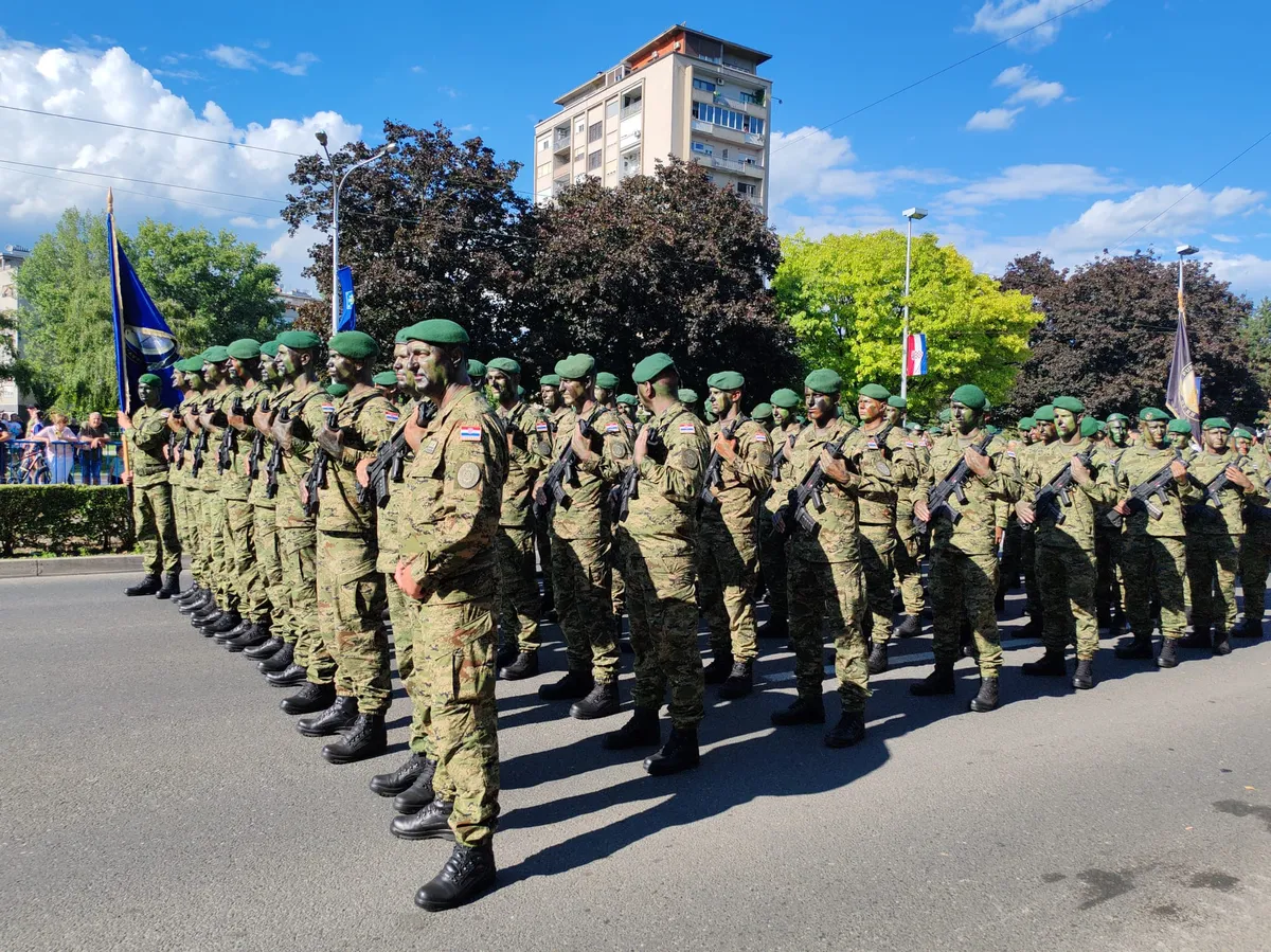 FOTO, VIDEO / Veliki vojni mimohod na Vukovarskoj: Završio spektakularnim preletom devet ...