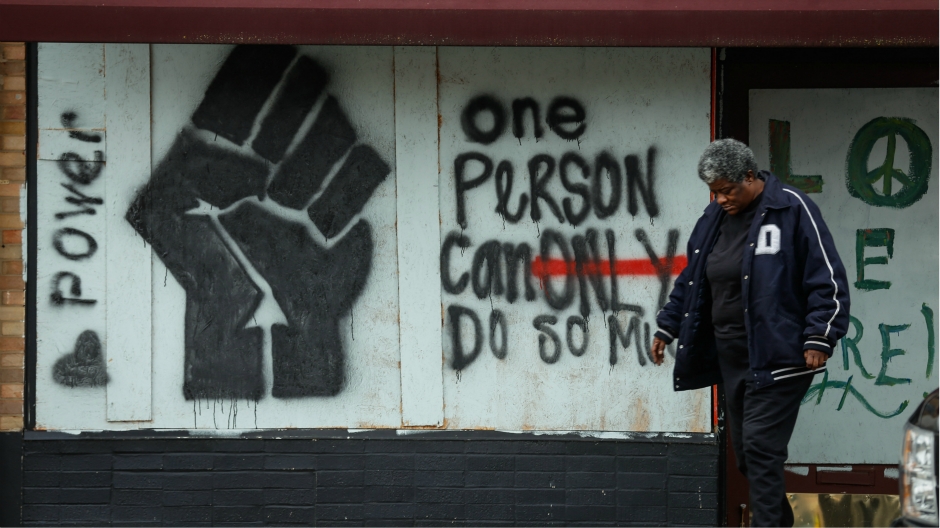 Grafiti i simboli mira na ulicama Fergusona - N1