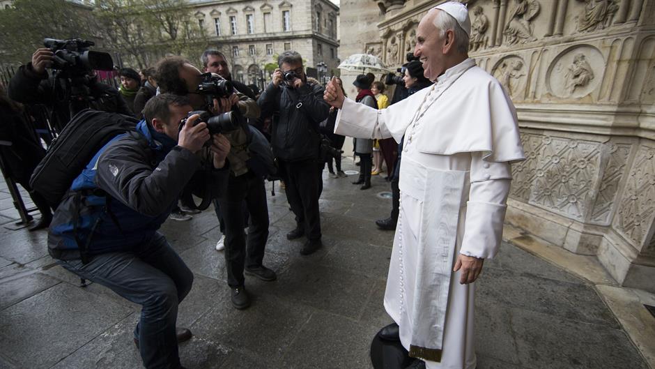 FOTO: Voštana figura pape Franje ispred katedrale Notre Dame
