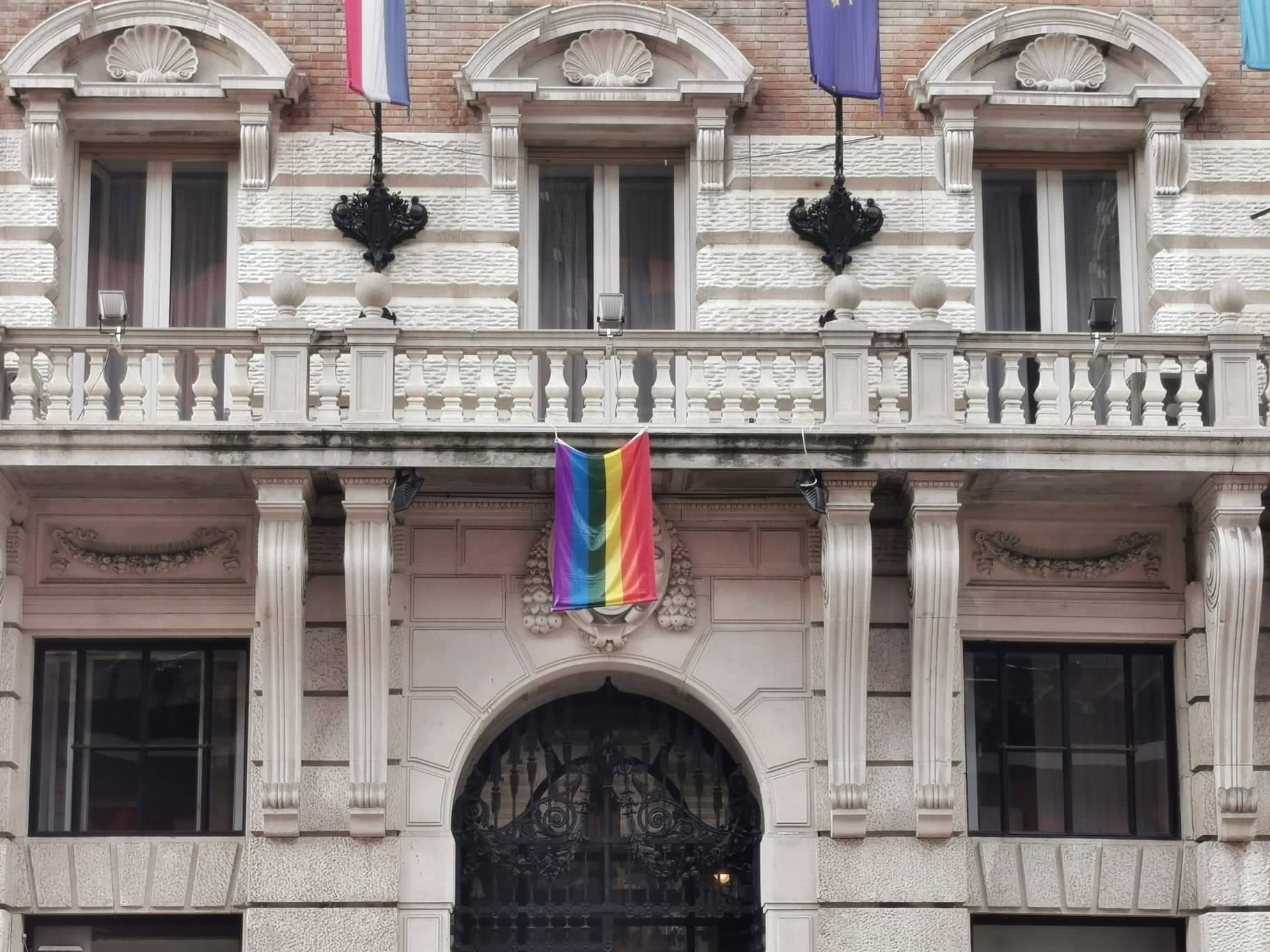 Na zgradi Grada Rijeke izvješena zastava duginih boja - N1