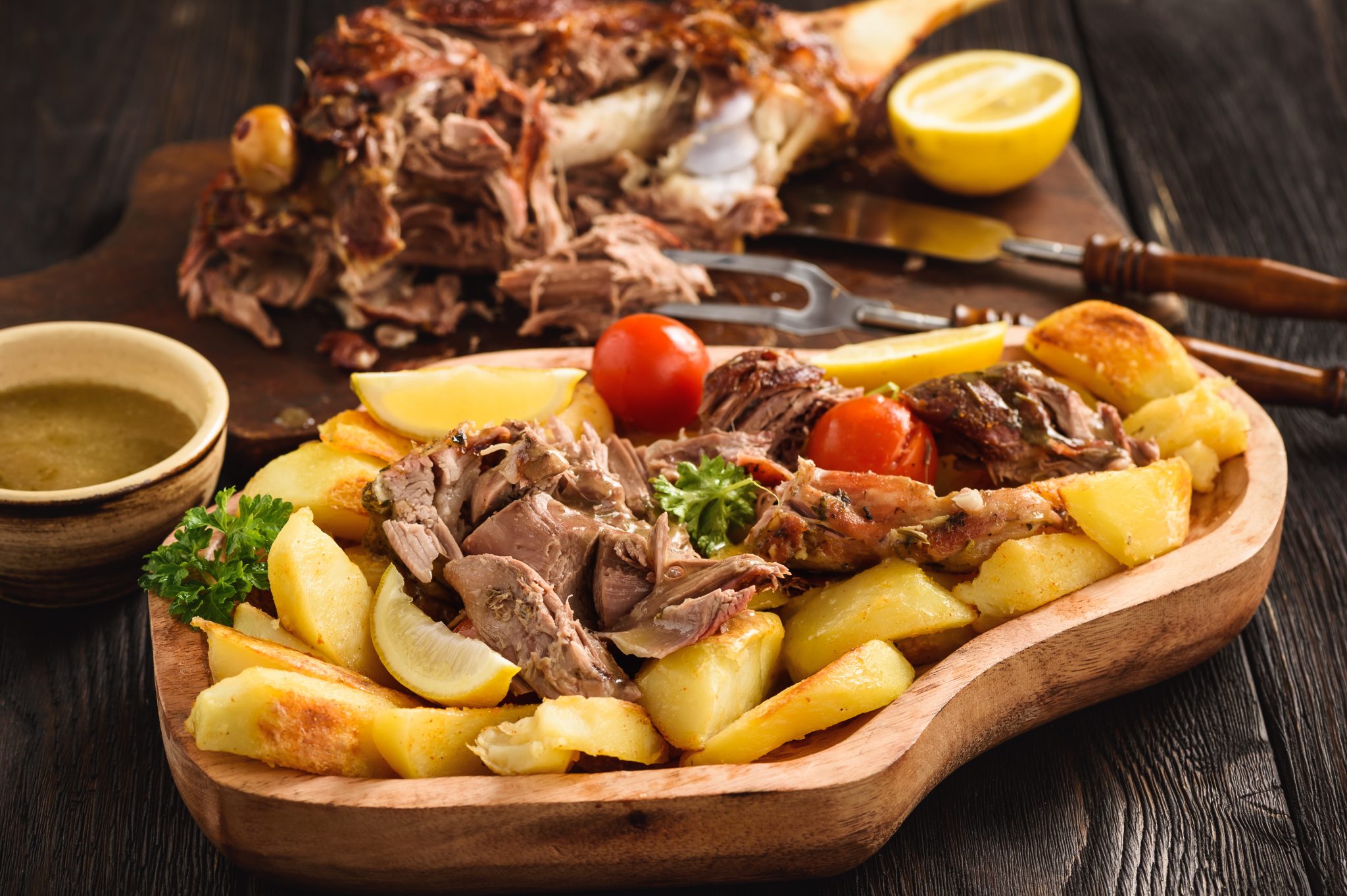 Recept: Pečena janjetina s krumpirima i kajmakom - N1