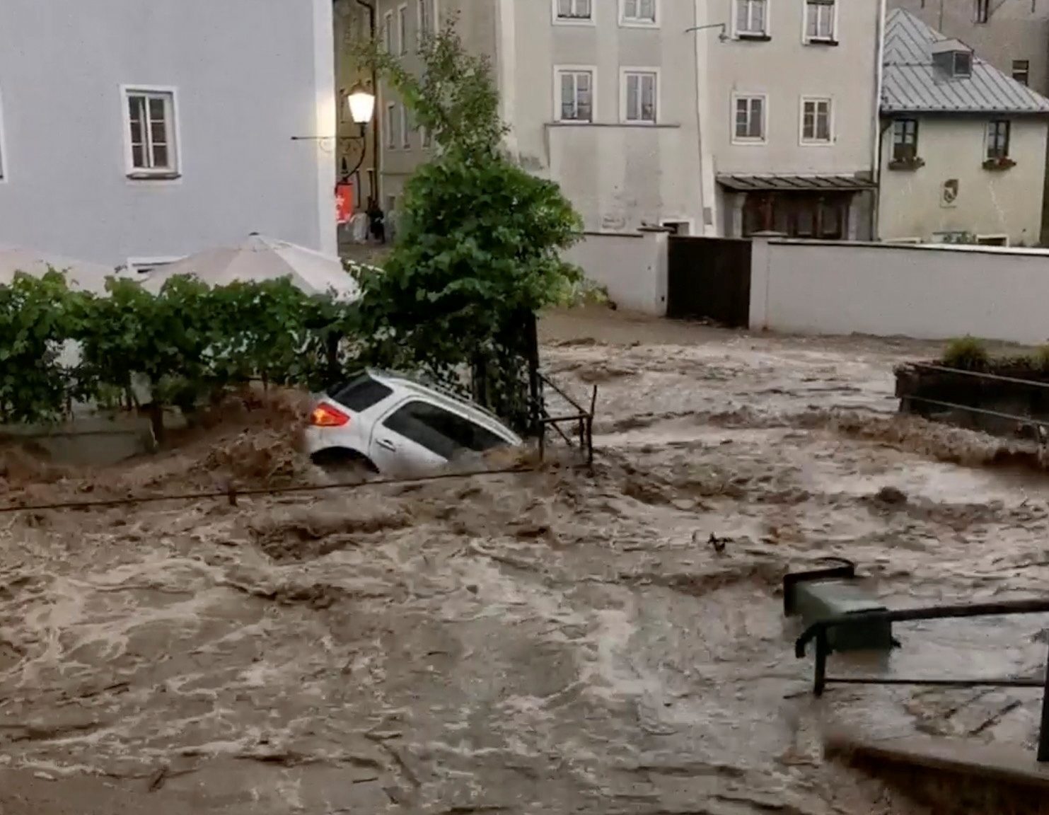 VIDEO Dramatične snimke iz Austrije, bujične poplave nosile automobile - N1