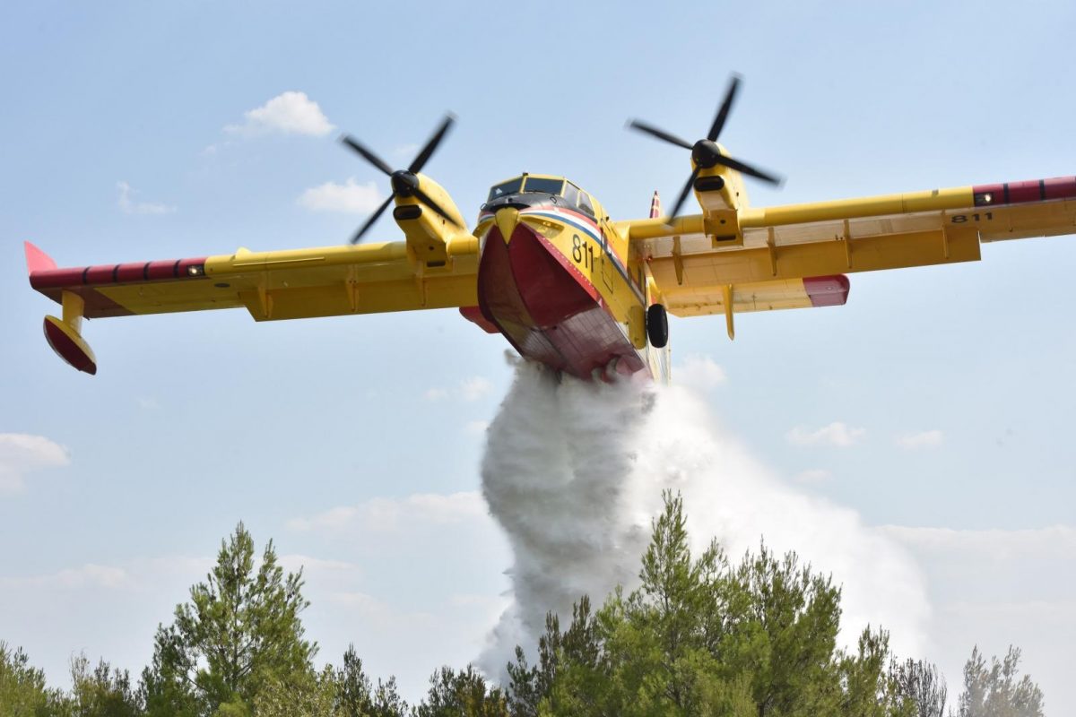 Požar na Mosoru gasi 60 vatrogasaca, dva kanadera i jedan air traktor - N1