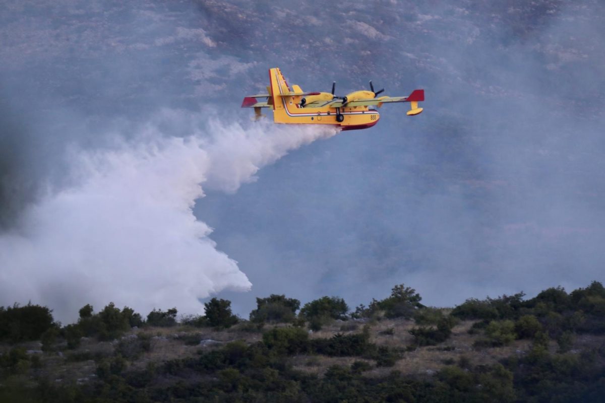 Croatian water bomber planes help fight wildfire near Bosnia's ...