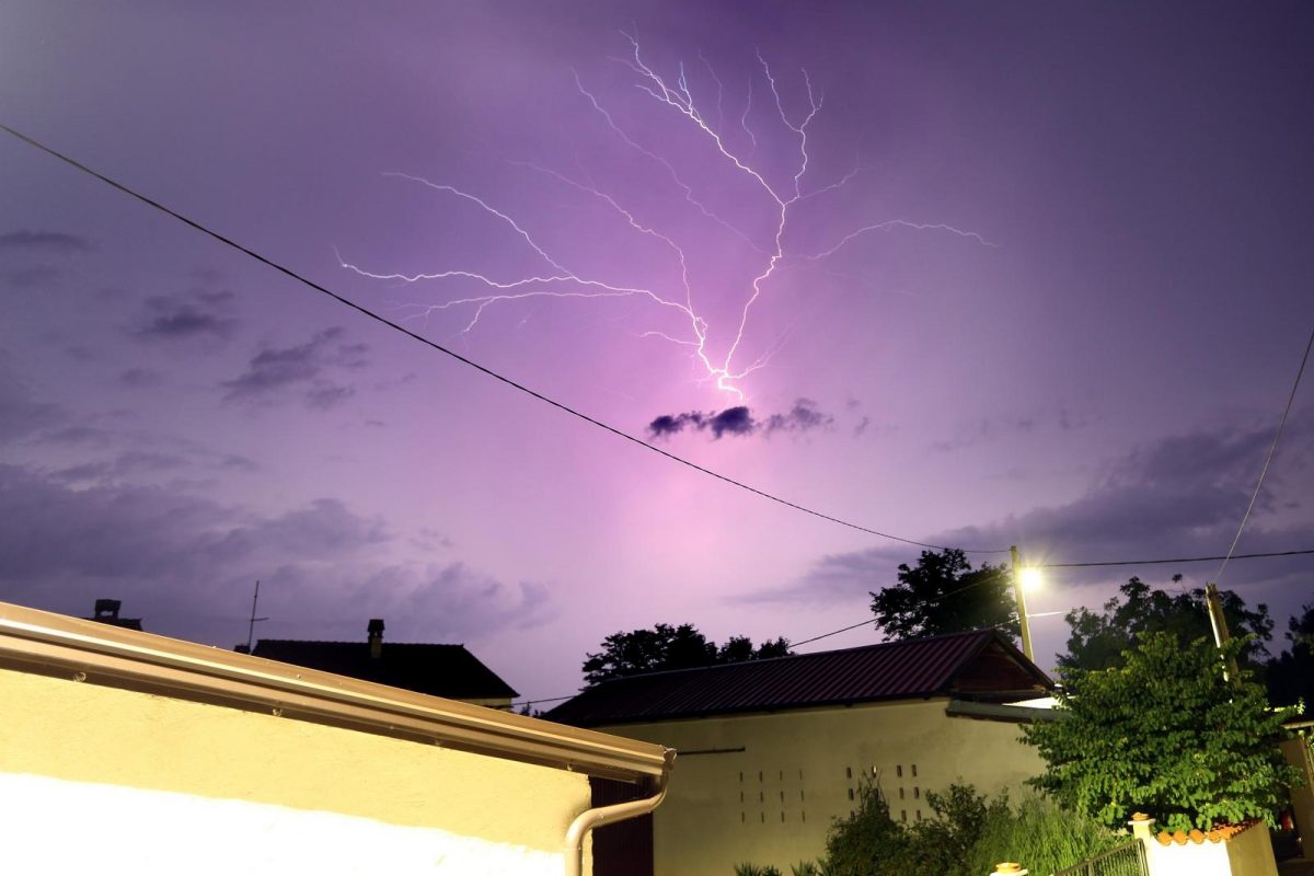 Udar groma oštetio zvonik crkve u Selcima na Braču, tri krova i tri ...