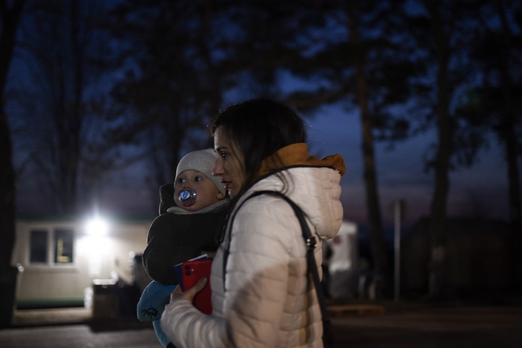 N1 on Romanian-Ukrainian border: Scared people cross on foot - N1