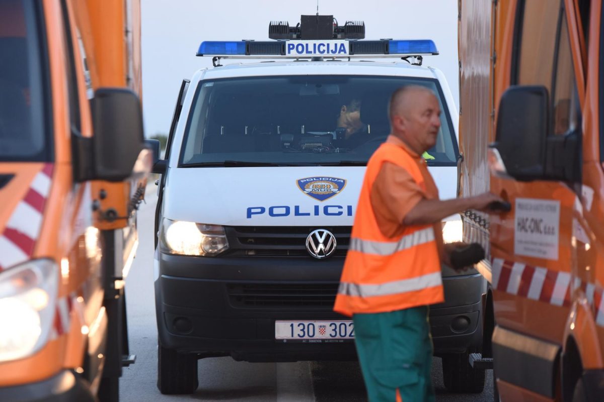 Pijan vozio autobus na A1, udario u prometni znak i zaštitnu ogradu - N1