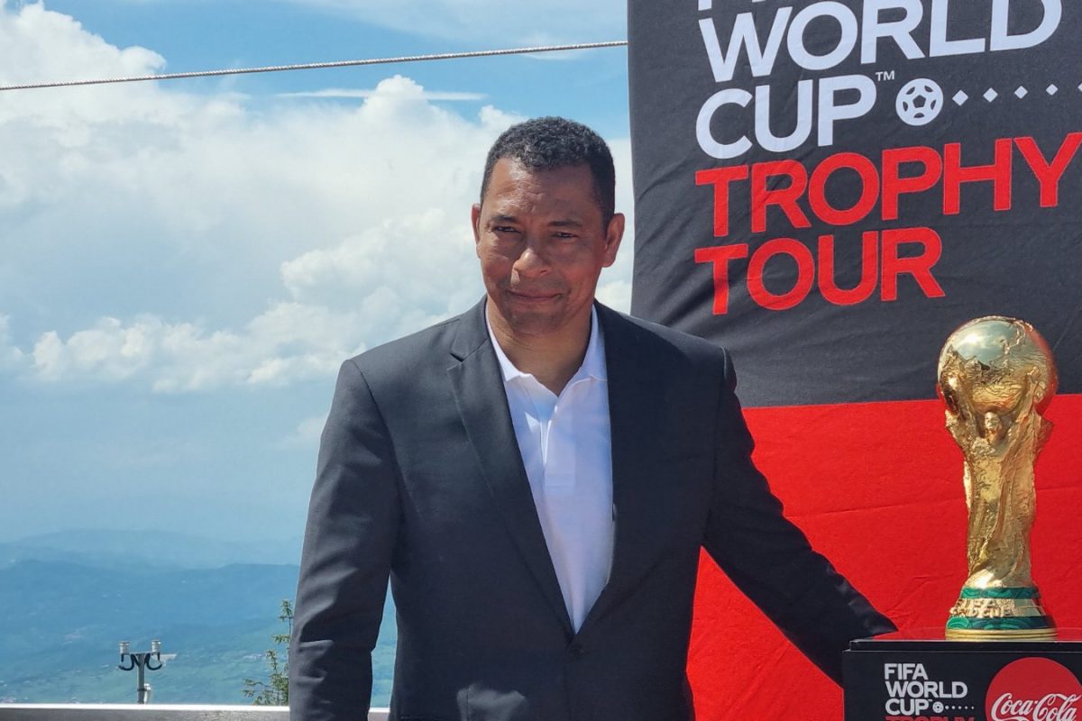 Arsenal's Gilberto Silva accompanies World Cup trophy to Sarajevo - N1