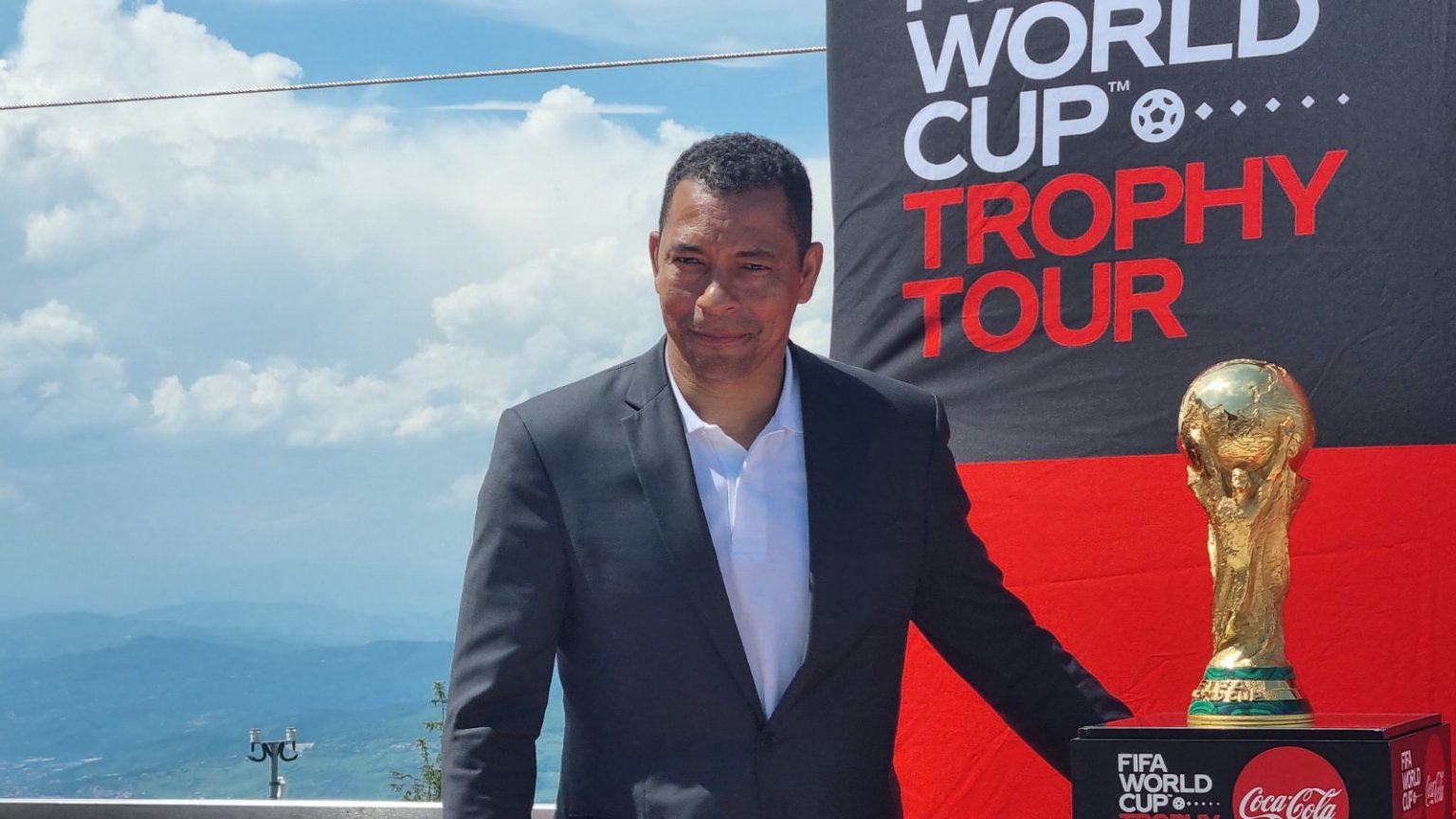 Arsenal's Gilberto Silva accompanies World Cup trophy to Sarajevo - N1