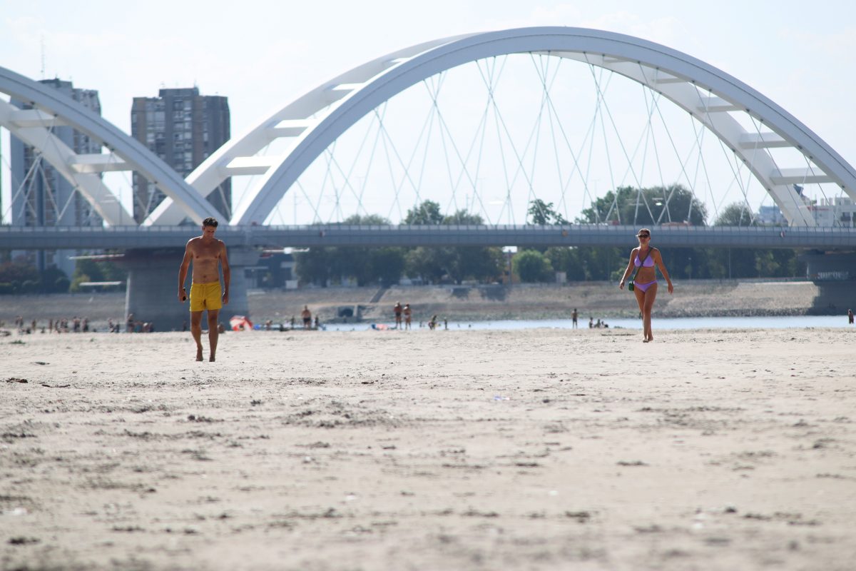 Dunav u Novom Sadu na -4 centimetra, ljudi šetaju koritom rijeke - N1