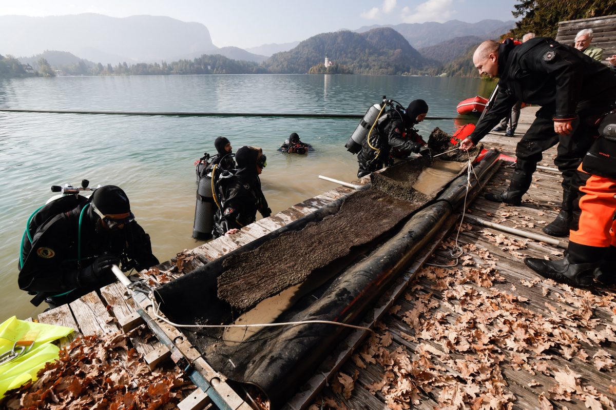 FOTO Ronioci iz Bledskog jezera izvukli srednjovjekovni čamac star 1200 godina - N1