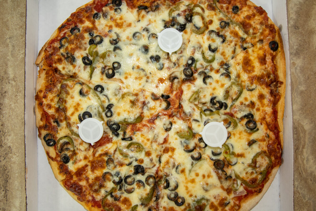 Čemu služi plastični 'stolić' na pizzi? - N1