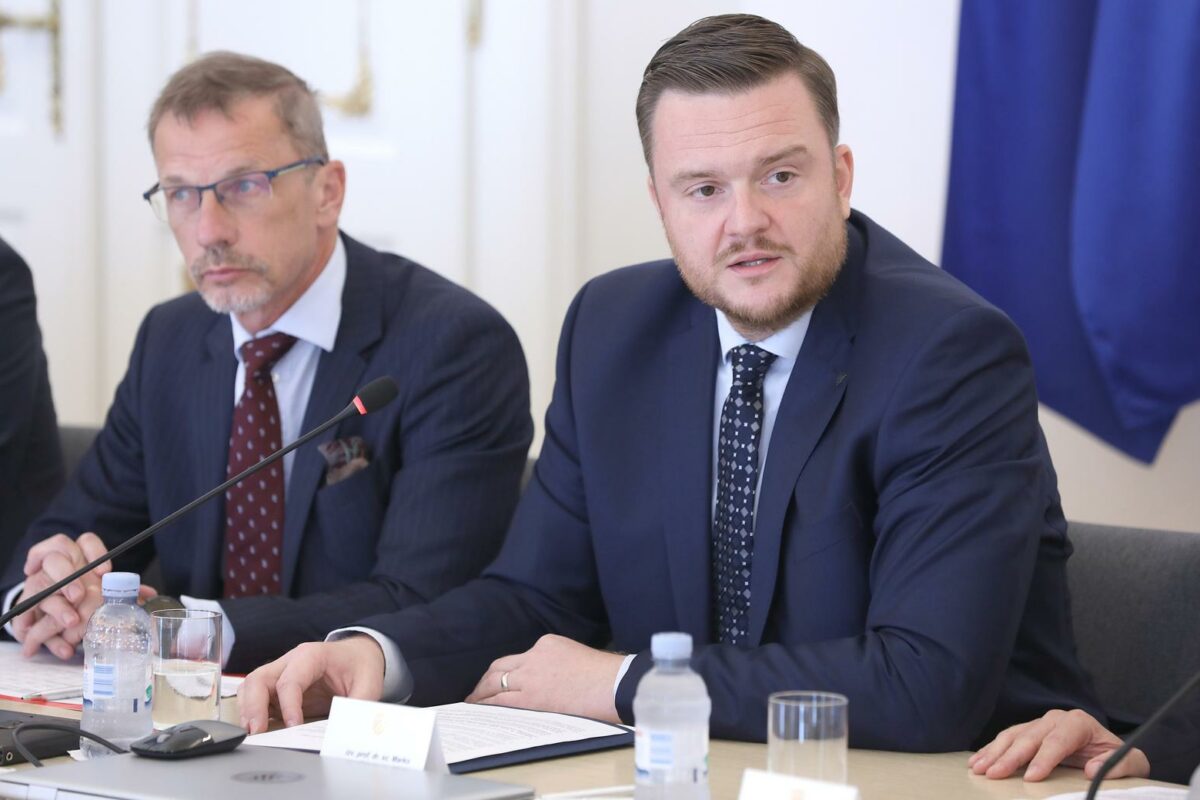 Ministar financija i guverner uoči uvođenja eura: Opskrbite se ...