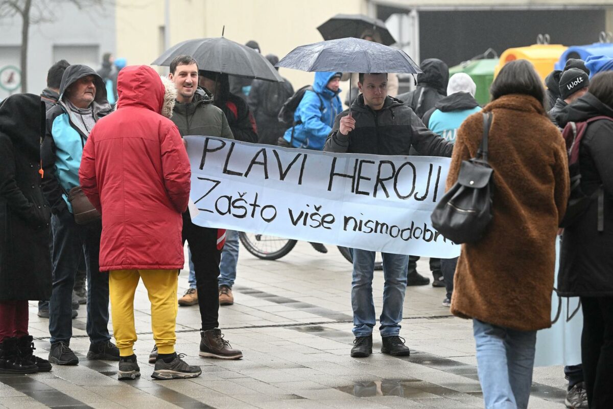 Wolt delivery workers hold protest in Zagreb - N1
