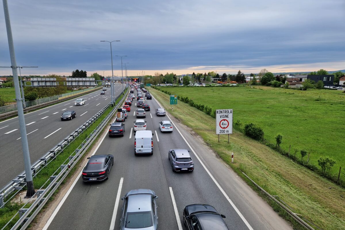 Stvaraju se gužve prema moru, na granici kolona dva kilometra - N1