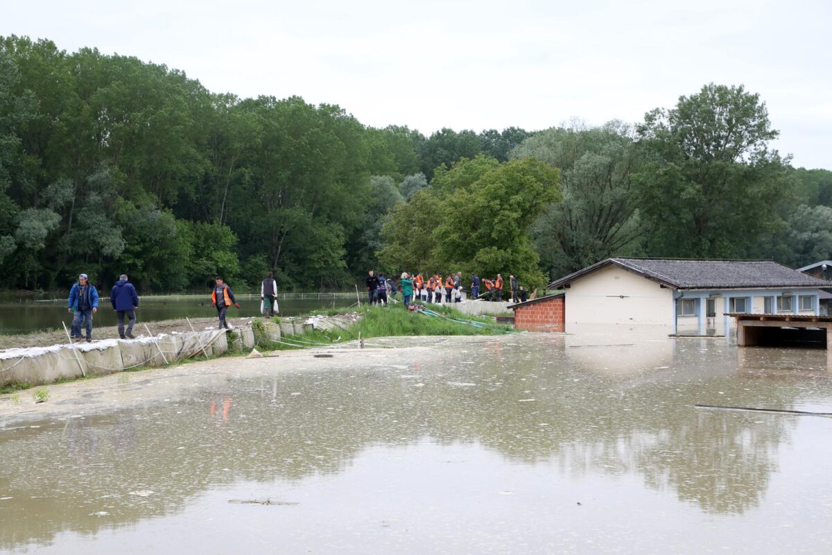 River embarkment near town of Sisak breached - N1