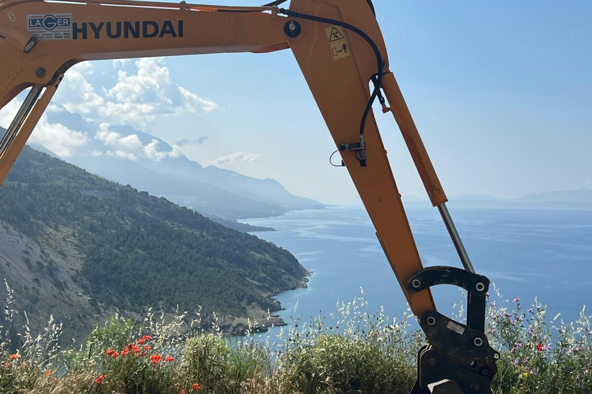 Illegal structures in Vruja Cove near town of Omis being demolished - N1