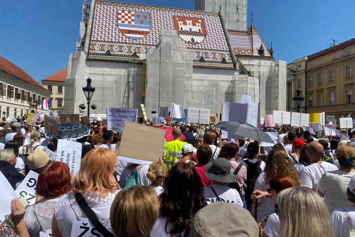 1,000 judicial employees protesting outside government offices - N1