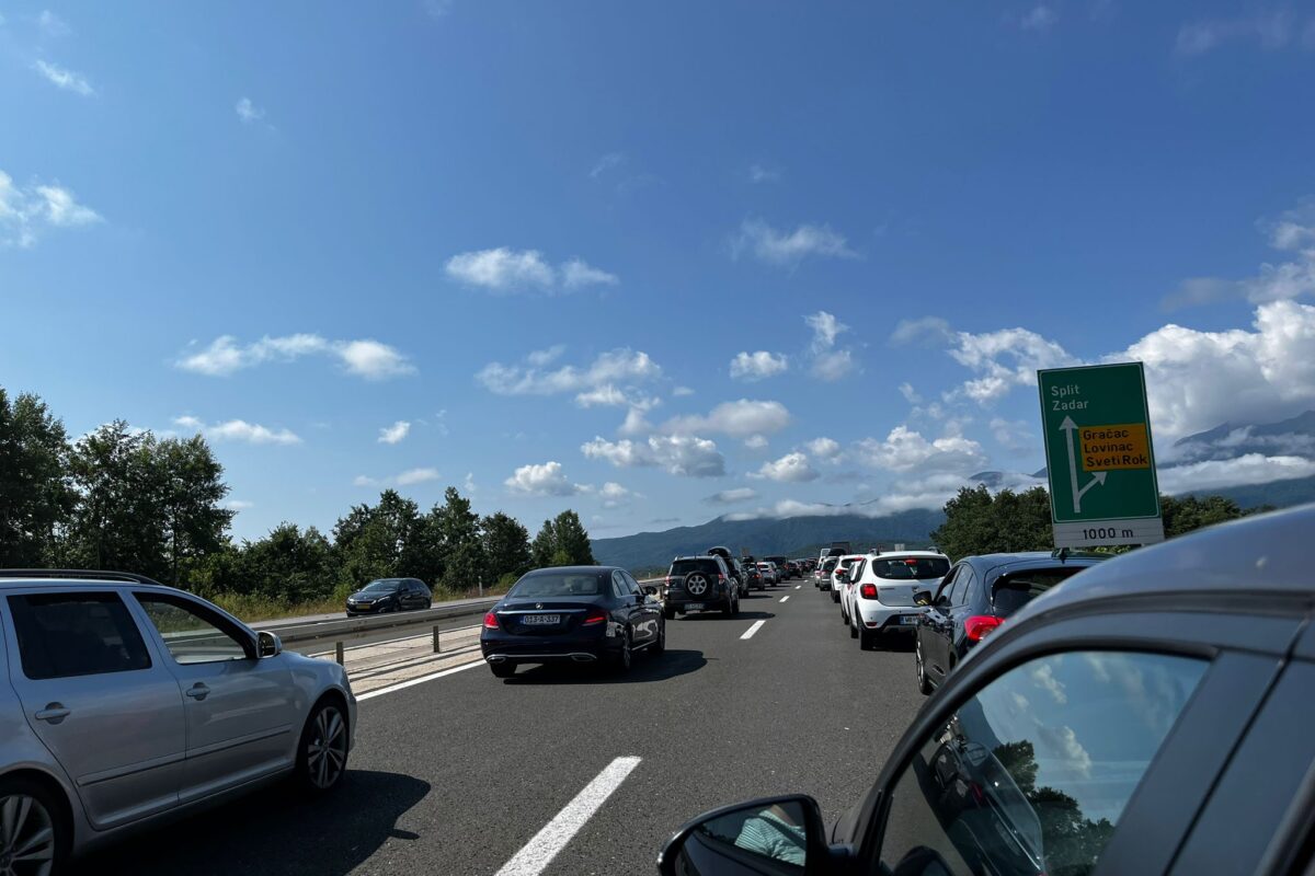 Kilometarske kolone prema moru, policija kažnjava vožnju po zaustavnoj ...