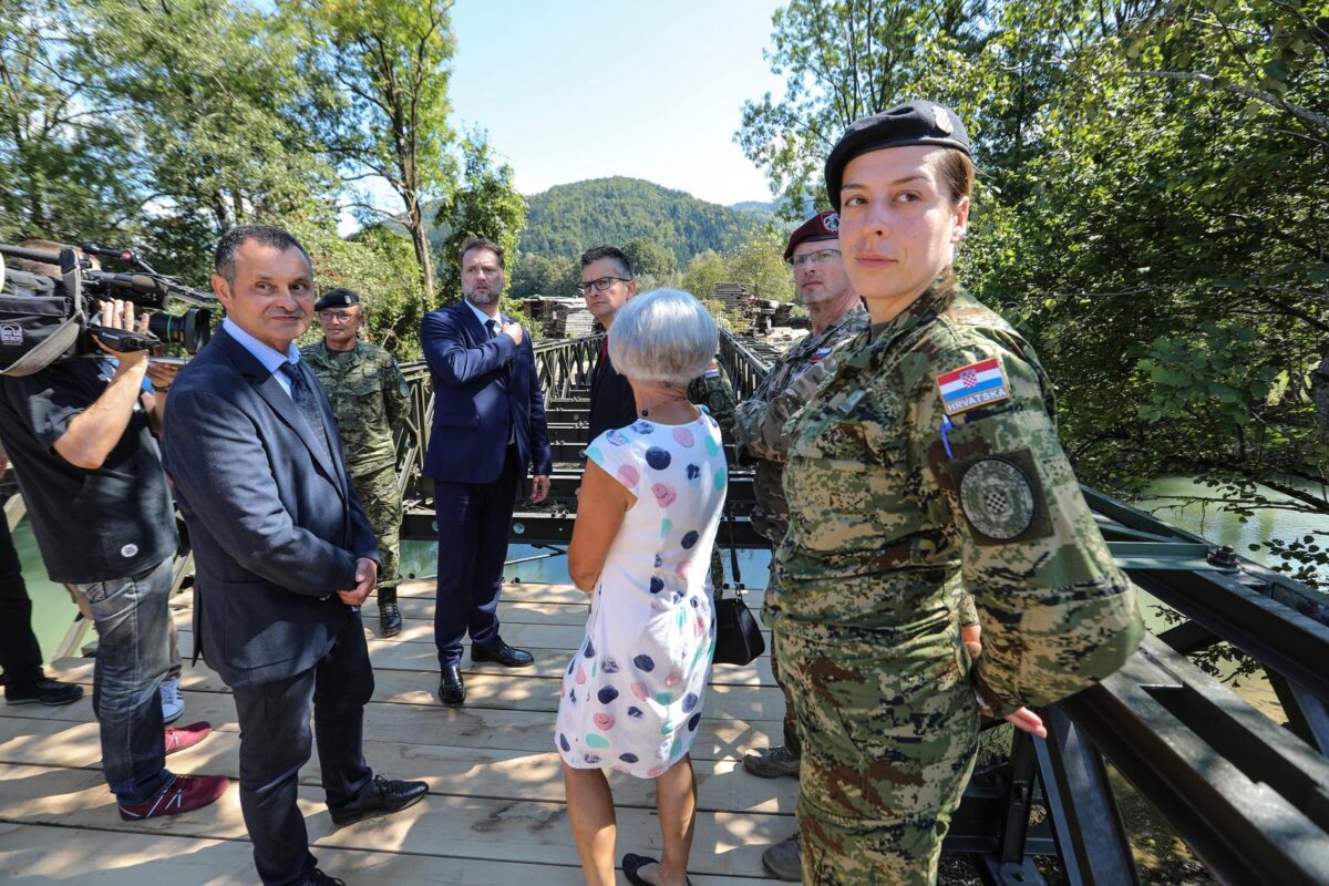 Hrvatska vojska u Sloveniji pomaže selu stradalom u poplavama - N1