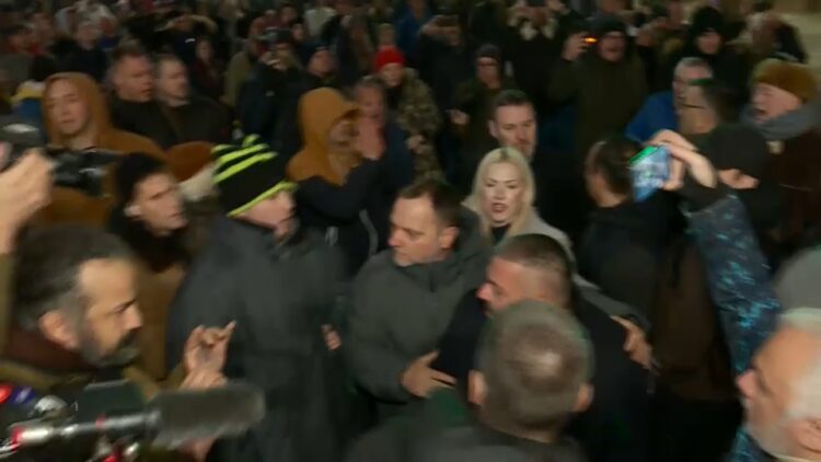 VIDEO / Okršaj ispred zgrade RIK-a u Beogradu - N1