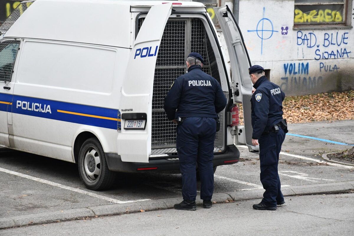 Prijavljujte nasilje: Muškarac kazneno prijavljen jer je motikom ubio psa, prijeti mu godina ...