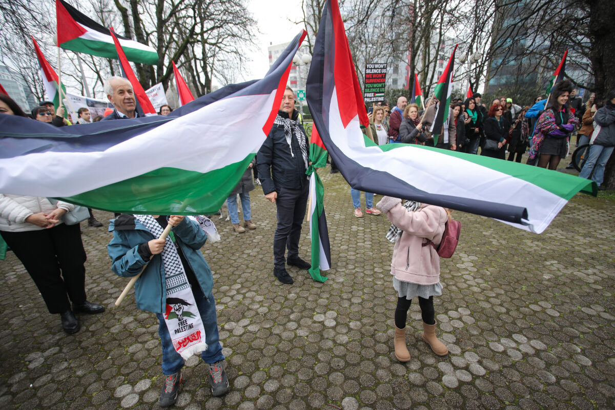 Prosvjed ispred izraelskog veleposlanstva u Zagrebu: "Dalje ruke od Rafaha" - N1