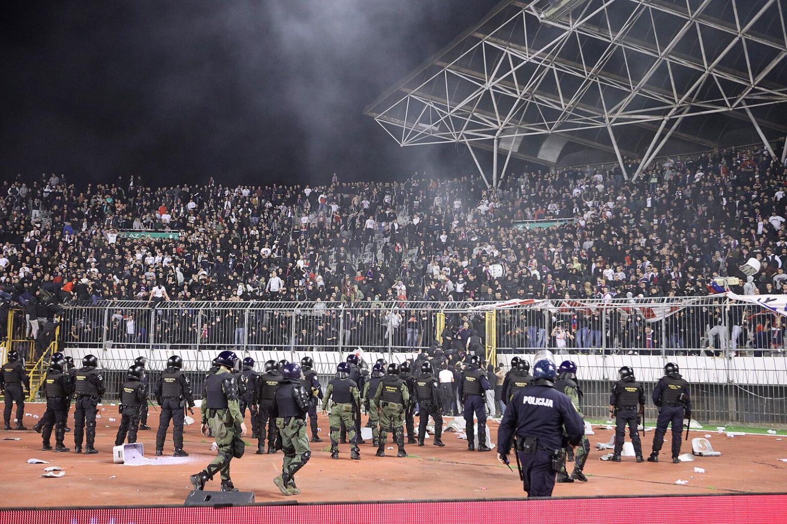FOTO, VIDEO / Kaos na Poljudu! Torcida upala na teren, igrači u panici ...
