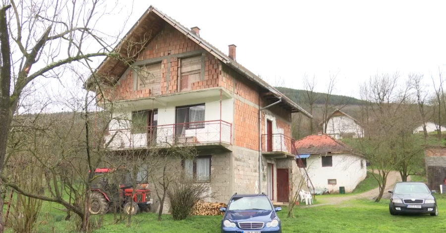 Atipični načelnik: Živi u kući bez fasade, radi na imanju i vozi ...