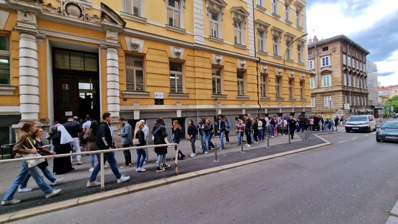 FOTO / I dalje ogromni redovi pred biralištima, pogledajte red u Rijeci ...