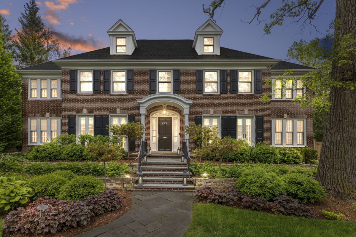 VIDEO / Prodaje se legendarna kuća iz filma "Sam u kući": Danas ...