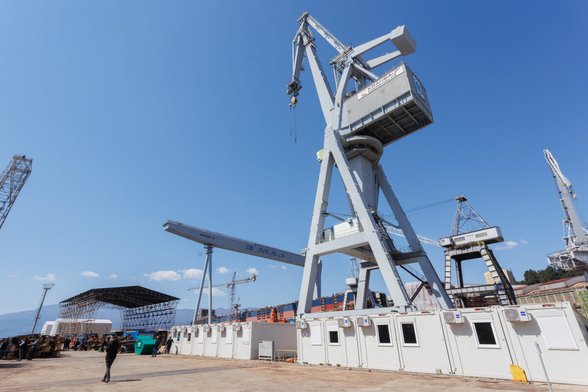 3. Maj shipyard launches first of two pontoons for Viktor Lenac ...