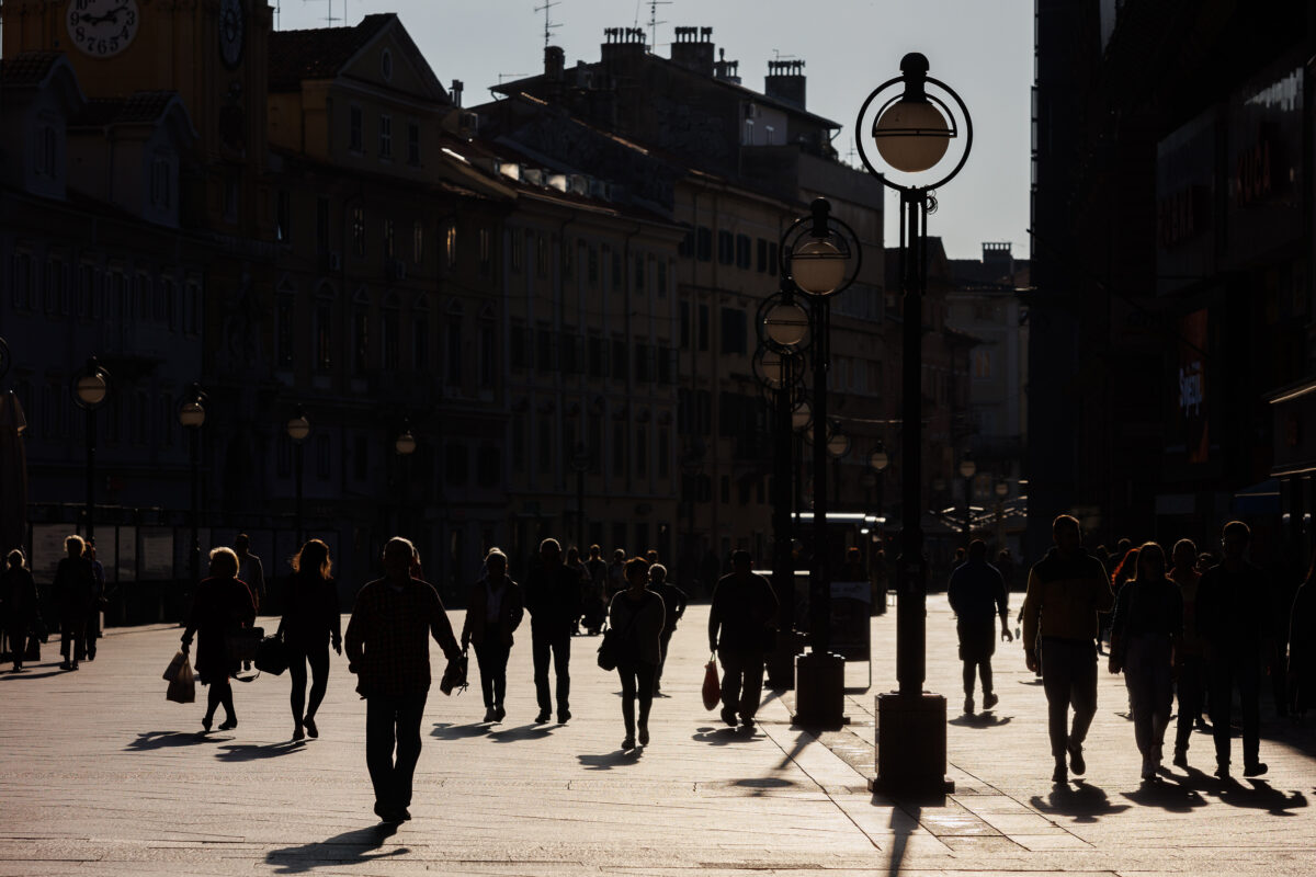 Užas nasred Korza: Napala dvije muslimanke i vikala "Skidaj tu maramu ...