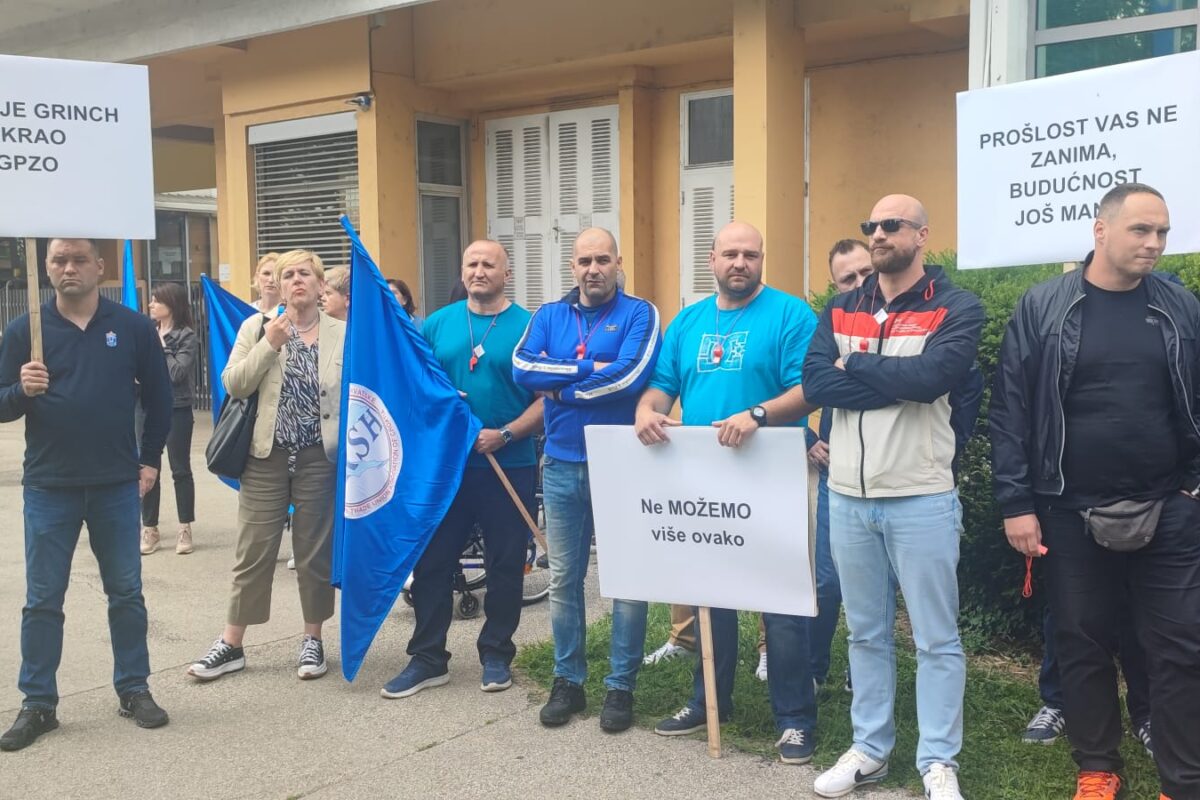 Workers at the Zagreb gas supply company protest and demand new ...