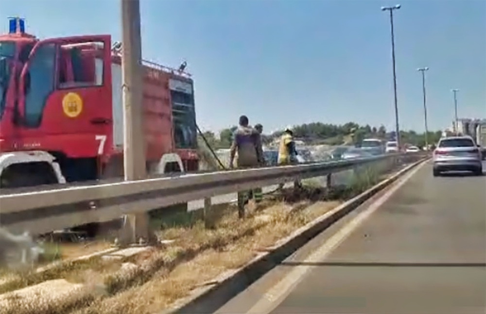 Netko je zapalio travu između dva prometna traka u Splitu