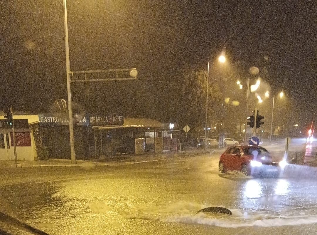 VIDEO / Jako nevrijeme pogodilo Split, stabla pala na automobile ...