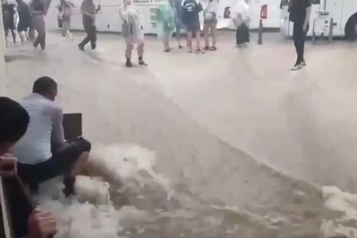 Bujične poplave diljem zemlje, dijete upalo u šaht
