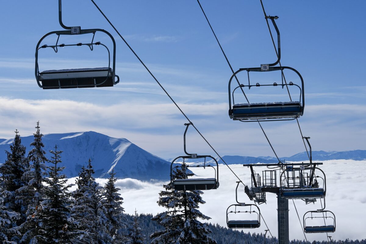 Thousands of skiers from Croatia swarm ski resorts in southwestern ...