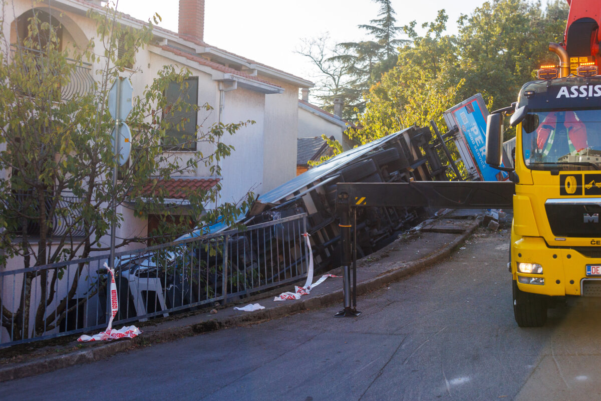 Kamion sletio s ceste, probio ogradu i upao u dvorište