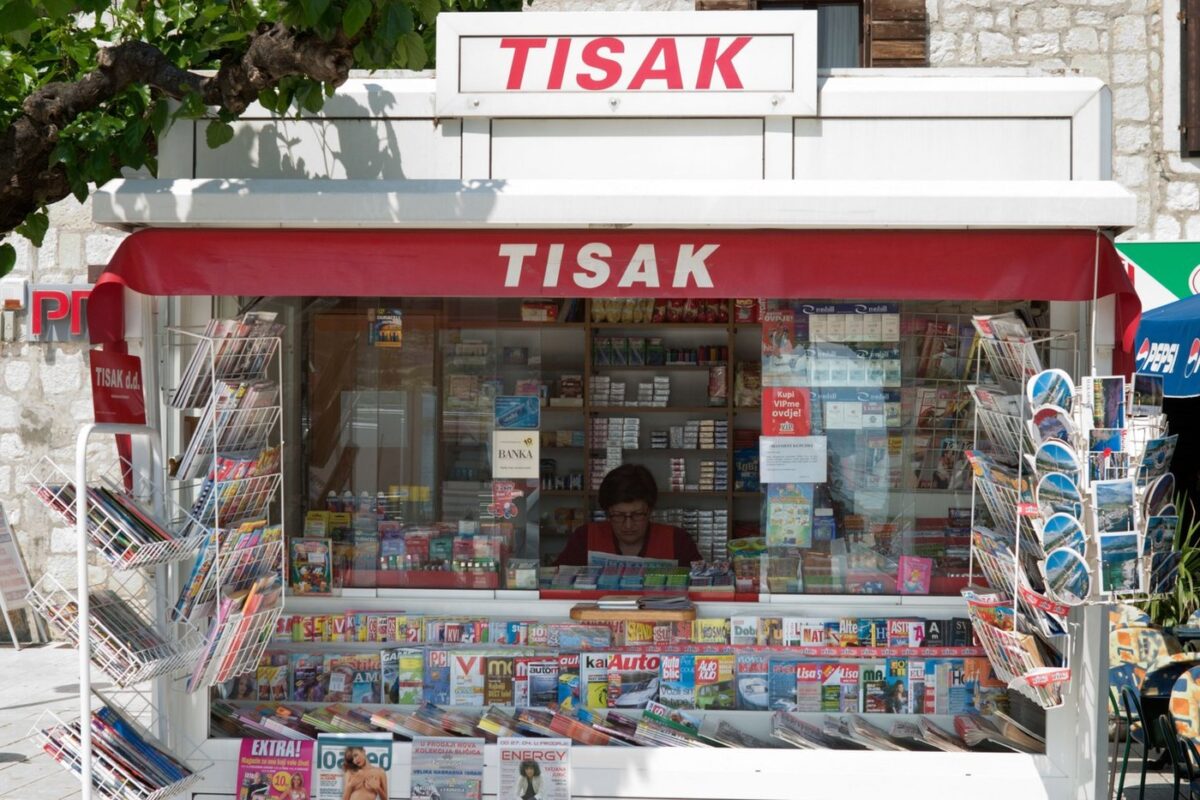 Tisak discontinues the distribution of newspapers at over 3,000 ...