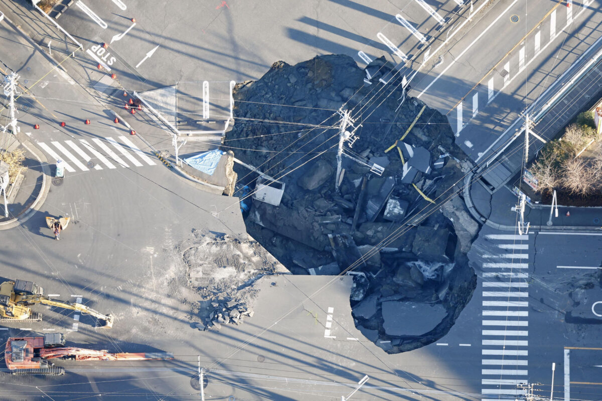 FOTO, VIDEO / Otvorila se golema rupa u gradu, progutala vozača!