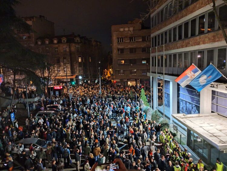 Studenti blokirali zgradu RTS-a u Beogradu, tukla ih interventna policija - N1