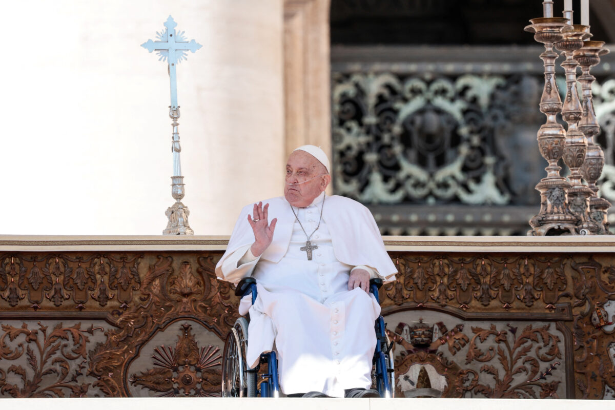 Papa Franjo se prvi put pojavio u javnosti nakon izlaska iz bolnice